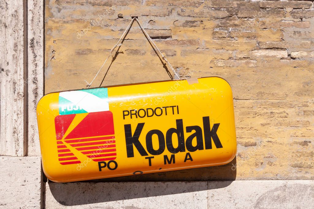 Roma, Italia - 29 de junio de 2010: Un viejo letrero colgado en una ...