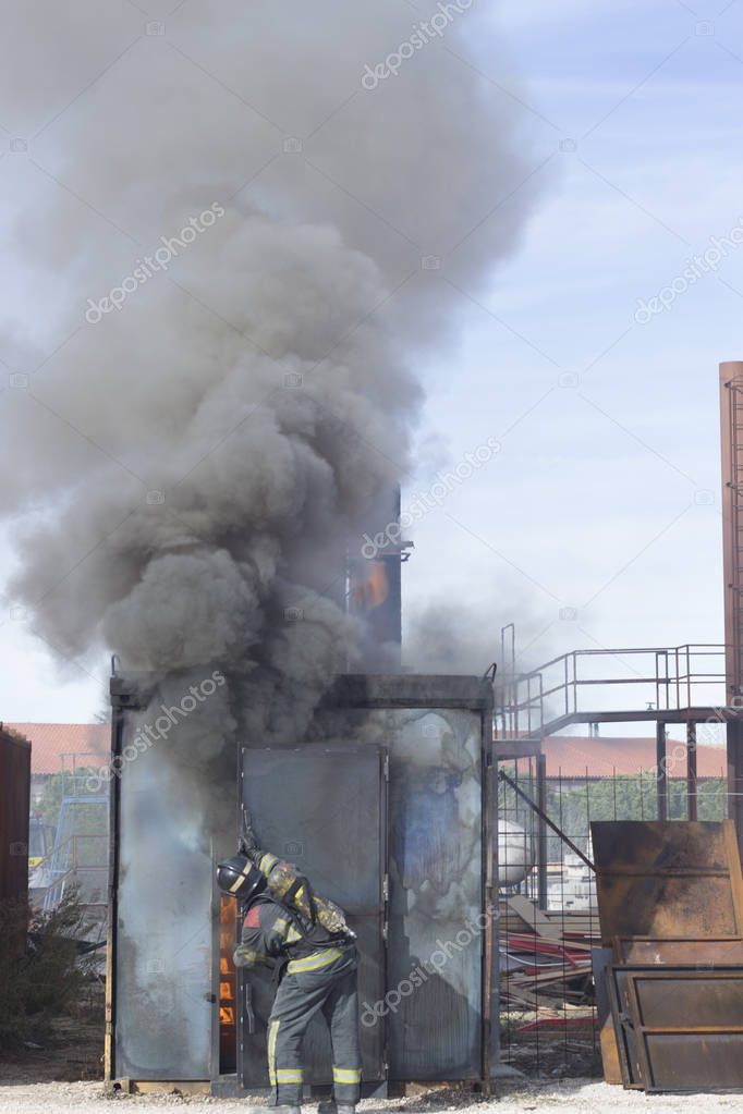 Bombero apagando estación de entrenamiento de incendios extintor ...