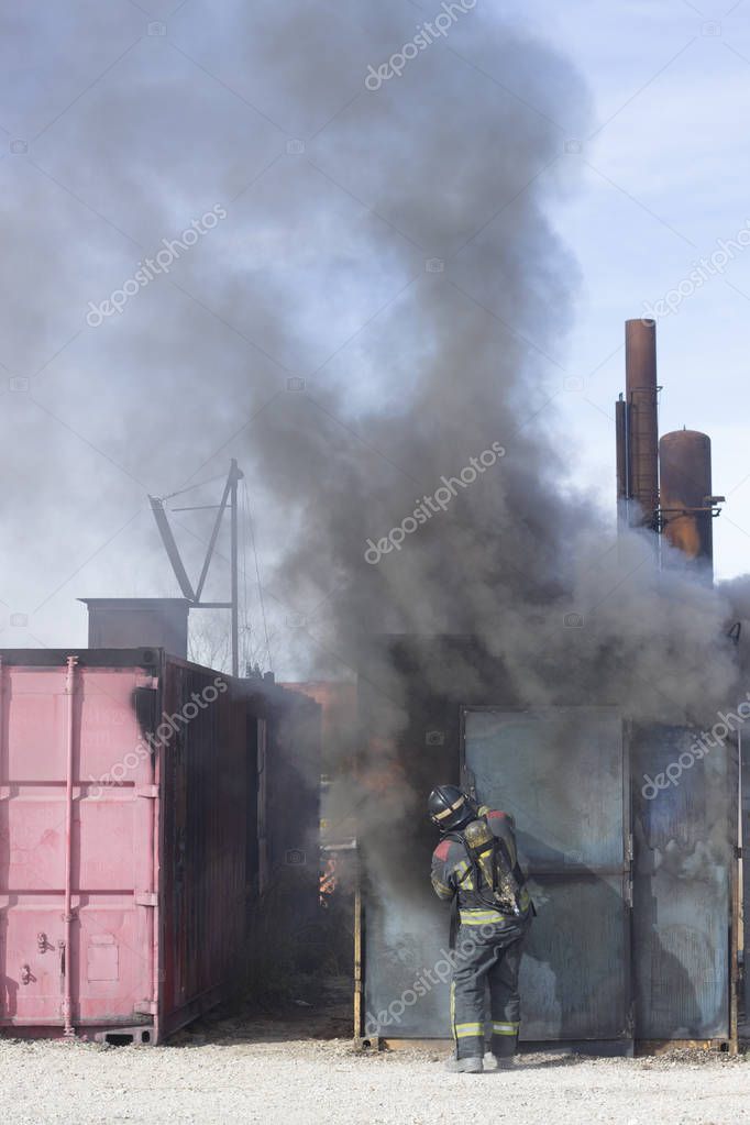 Bombero apagando estación de entrenamiento contra incendios extintor ...