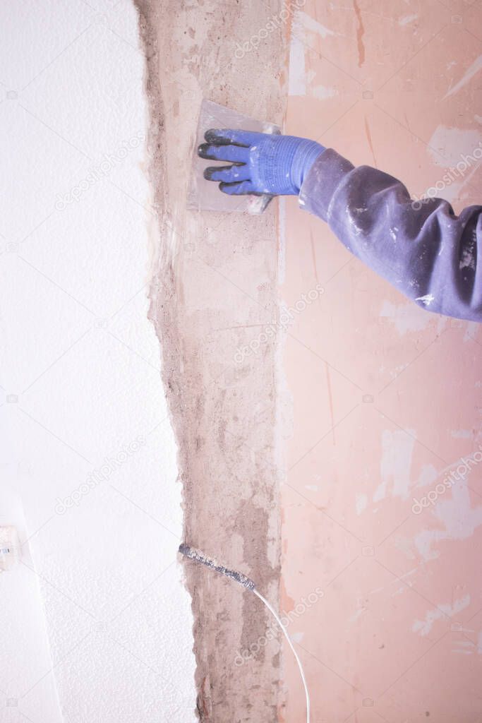 Trabajos de renovaci n de edificios en un apartamento que muestra las obras de reforma de los ...