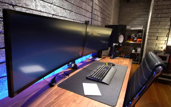 Set up gamer doble monitor Stock Photos, Royalty Free Set up gamer ...