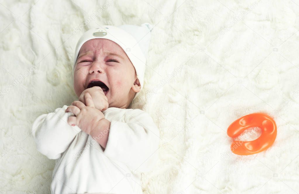 Recién nacido El bebé recién nacido está llorando. El recién nacido ...