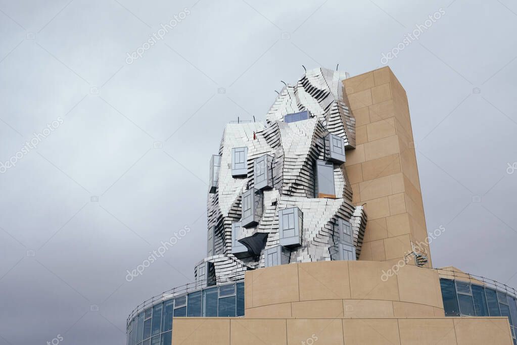 Torre de torsión diseñada por el arquitecto Frank Gehry para el centro ...
