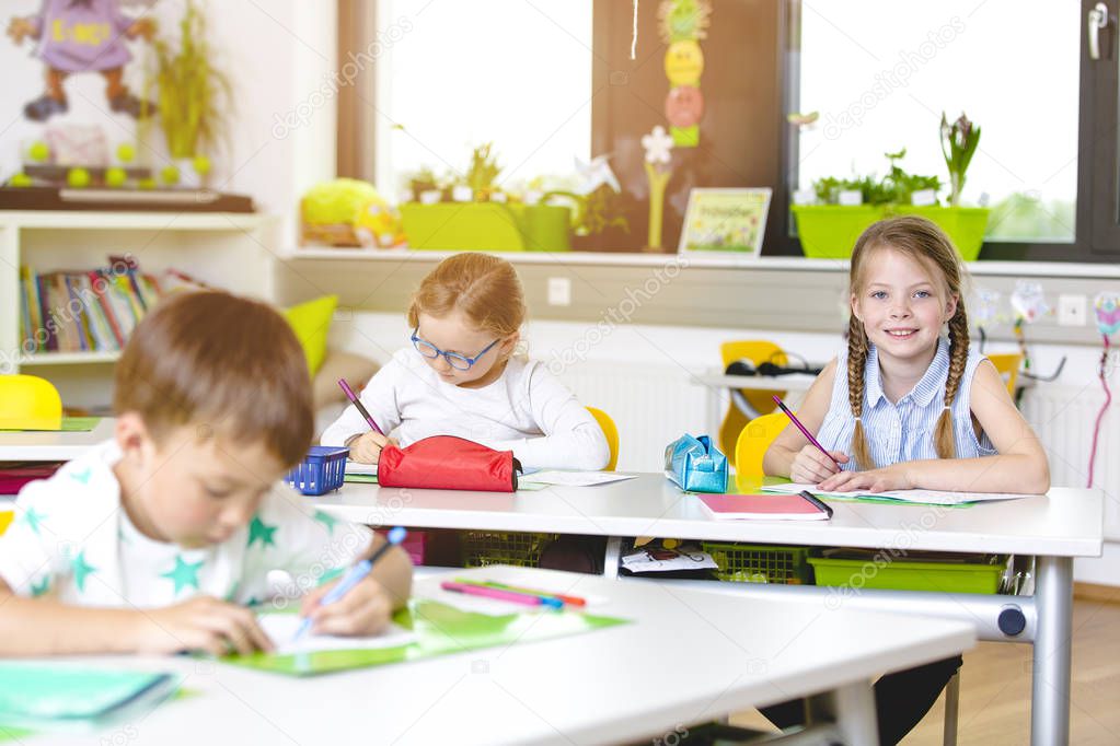 Los niños pequeños y hermosos se divierten en la escuela mientras ...