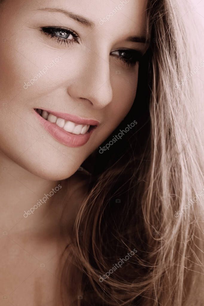 Mujer Elegante Sonriendo Morena Con El Pelo Largo De Color Marrón Claro Chica Con Aspecto De