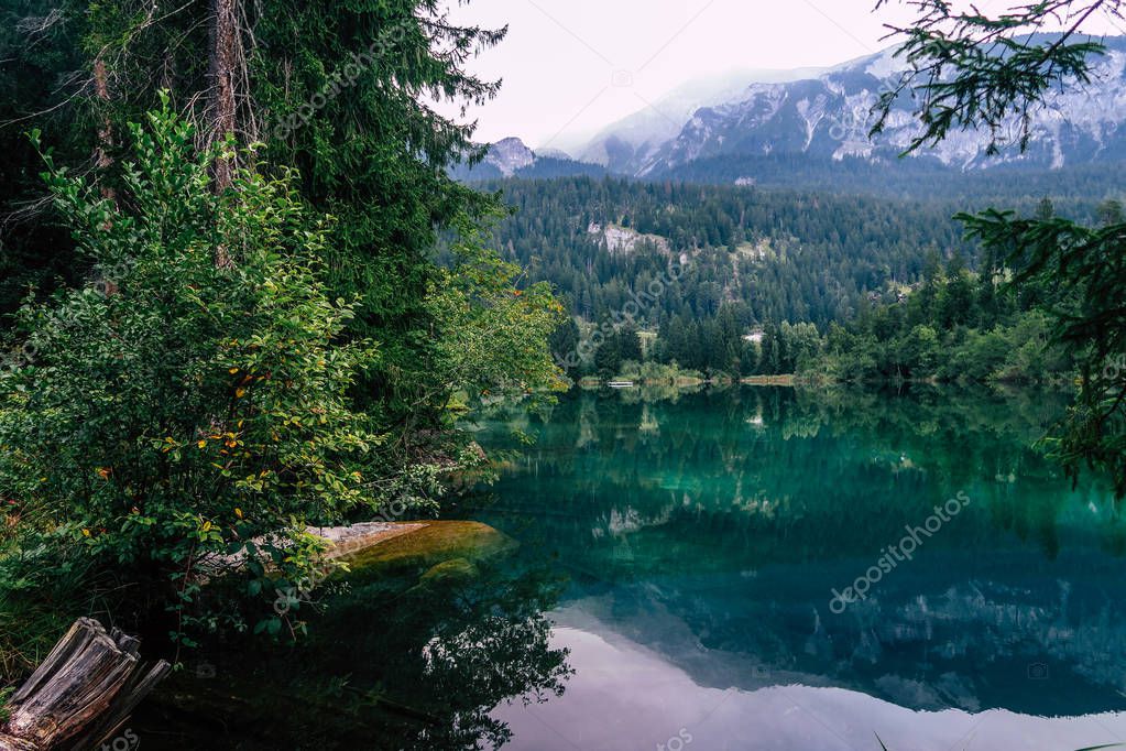 Hermosa escena de la naturaleza en Crestasee / Caumasee en las montañas ...