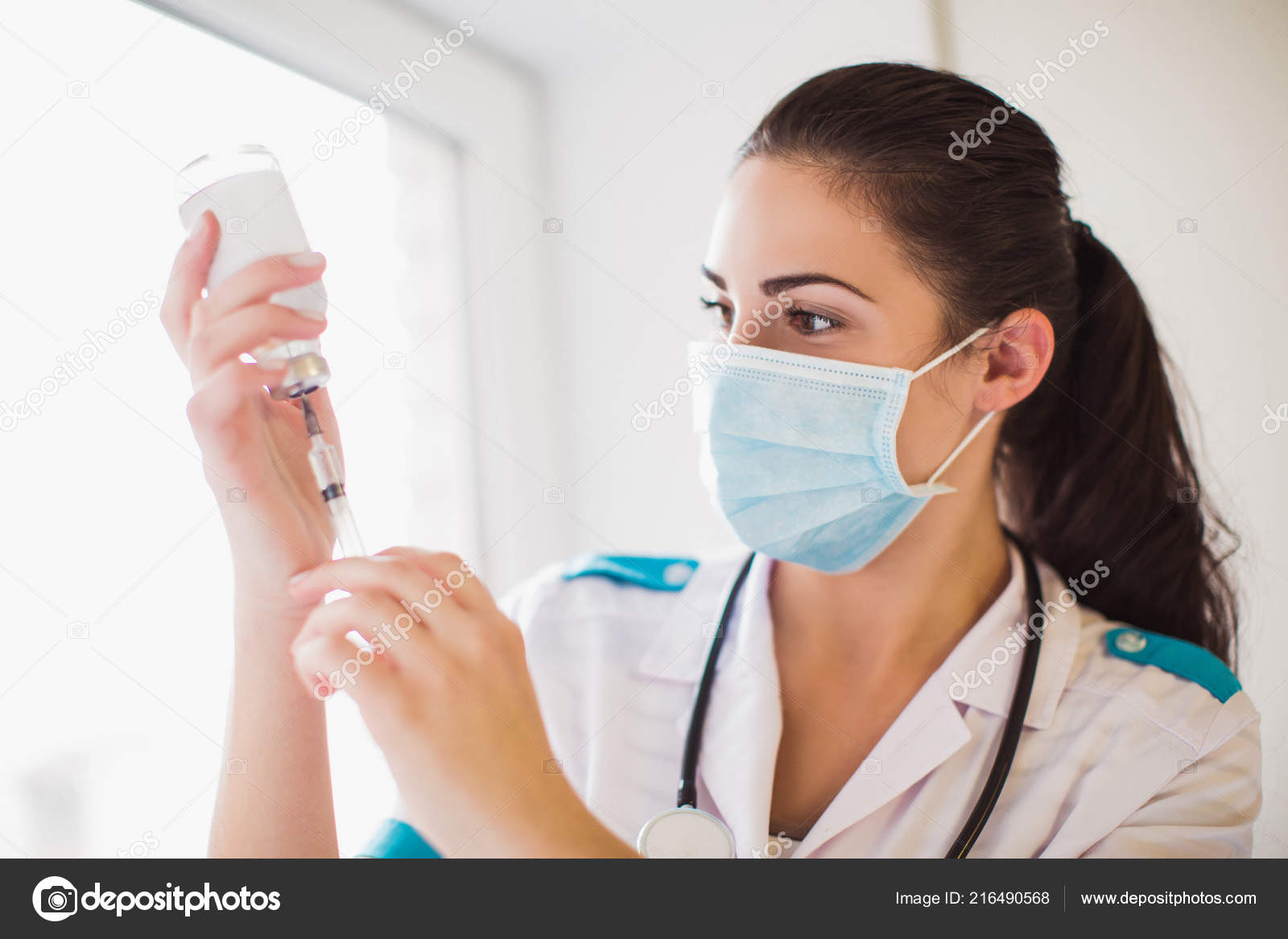 Vista Lateral Bonita Enfermera Joven Que Está Marcando Medicina Jeringa ...