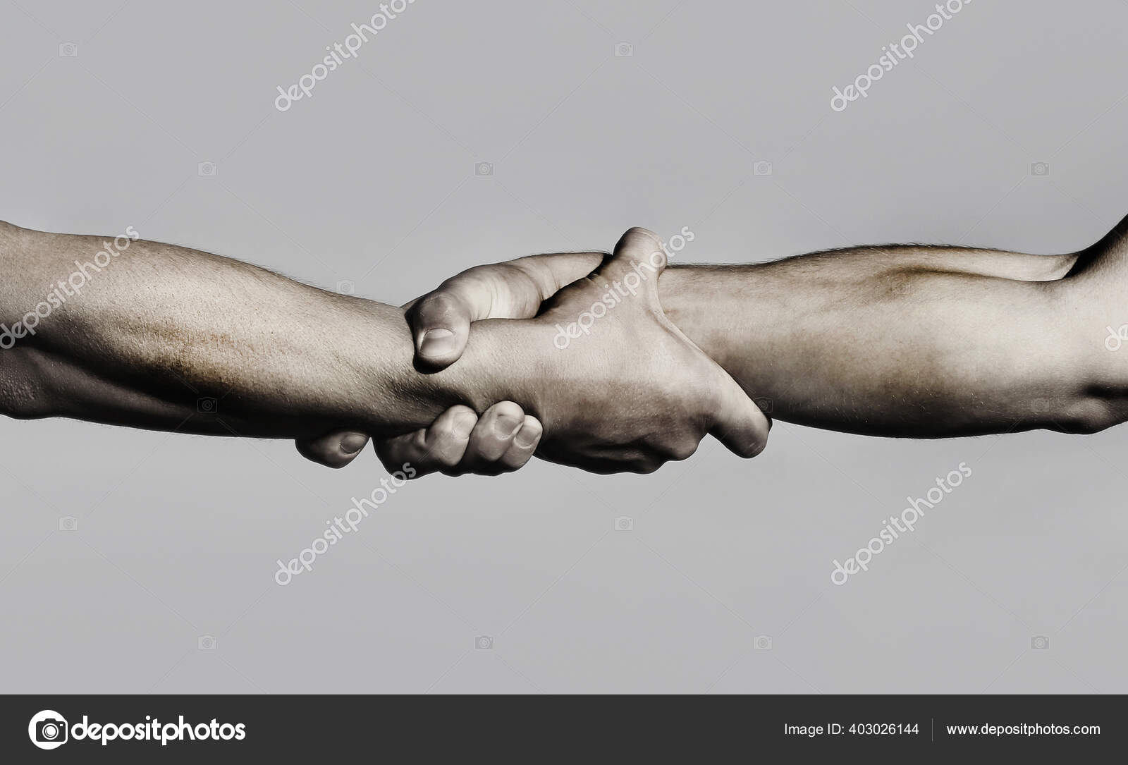 Un apretón de manos amistoso, saludo de amigos, trabajo en equipo ...