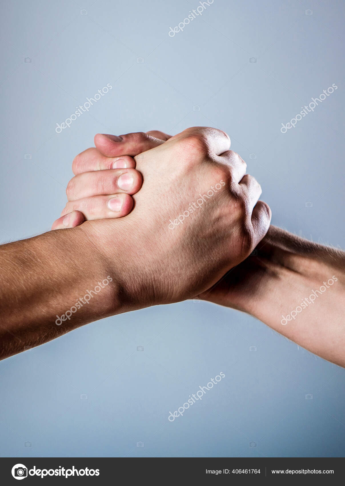 Un apretón de manos, brazos. Un apretón de manos amistoso, un saludo de ...