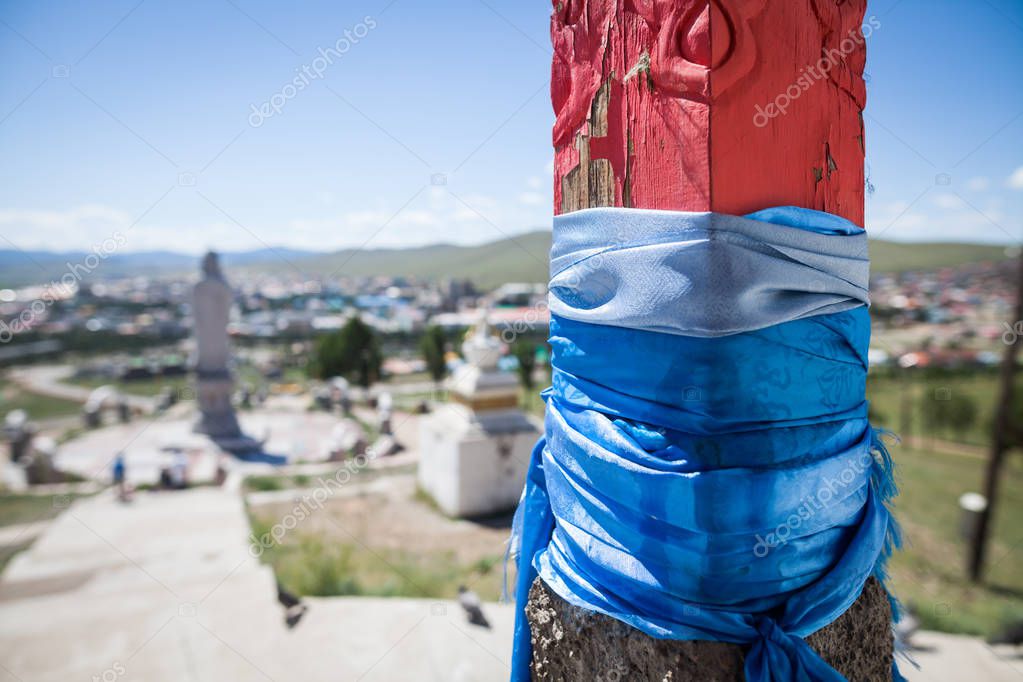 Imagen en color de una bufanda azul de Mongolia atada a un poste. 2023