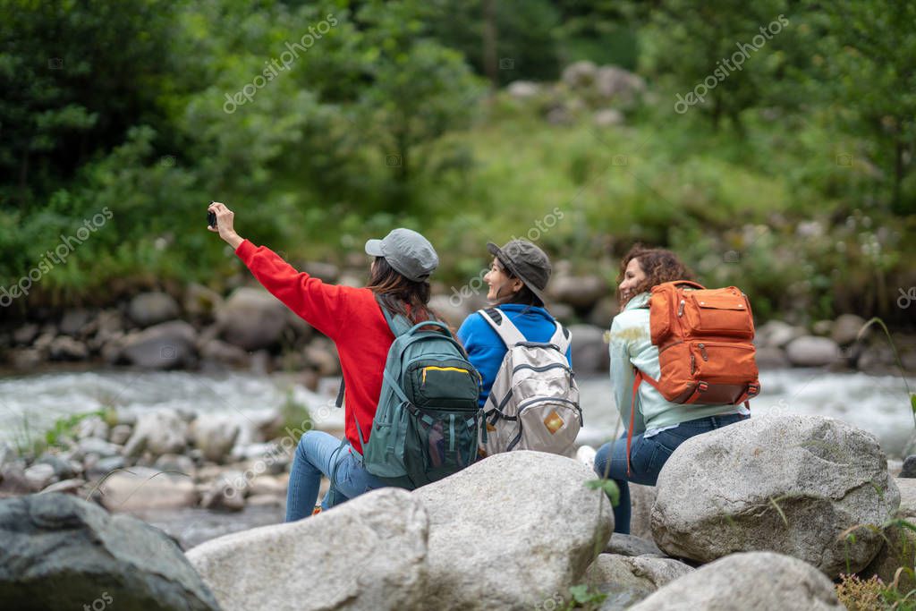 Grupo de Mujeres Amigos Mochilero Disfrutar de viaje por carretera ...