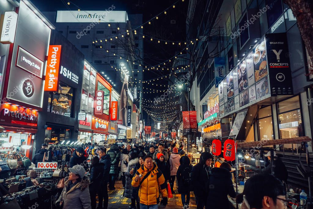 Seúl, Corea del Sur - 15 de diciembre de 2018: Las calles nocturnas de ...