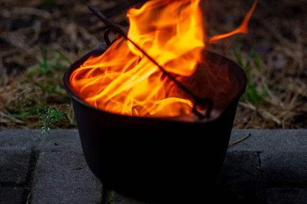 La marmite sur le feu images libres de droit, photos de La marmite sur ...