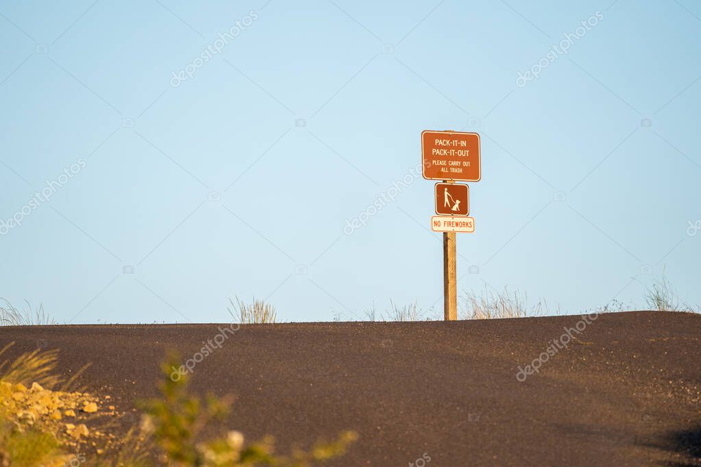 Señal recuerda a los visitantes del parque para empacar y empacar, sin ...