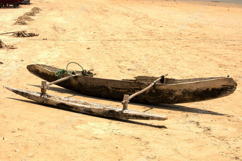 barco tradicional tallado en un tronco de árbol, Nosi Be, Madagascar, 2024