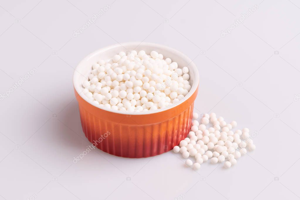 Perlas de Tapioca o semillas de sagu en un ramekin anaranjado, aisladas ...