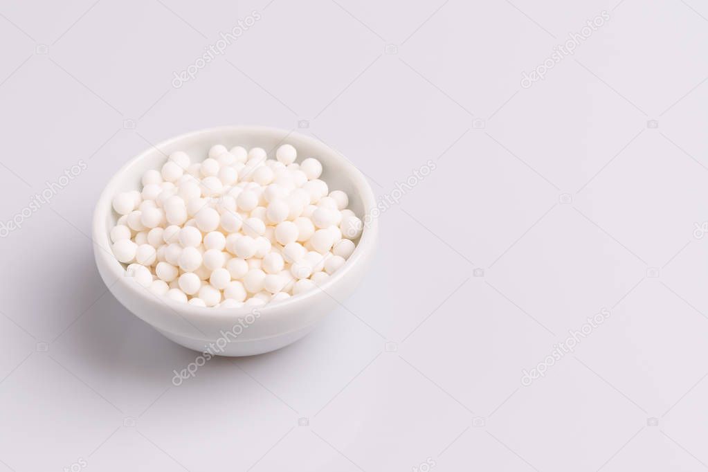 Vista en ángulo de las perlas de tapioca o semillas de sagu en un tazón ...