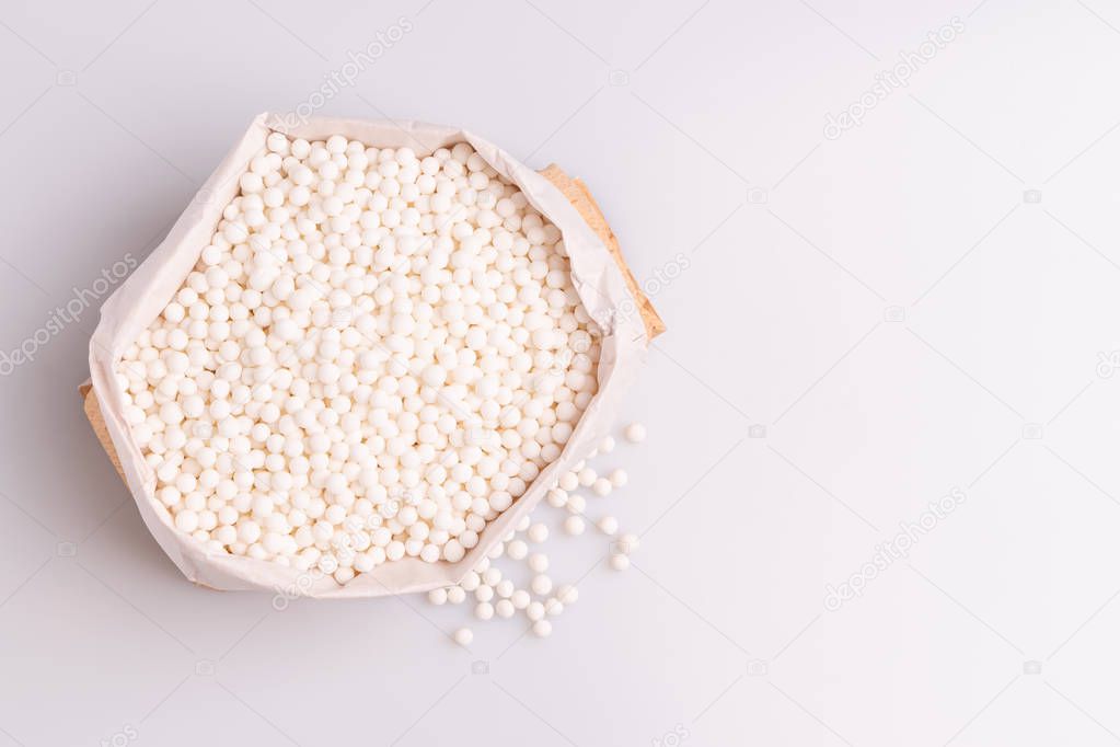 Vista superior de perlas de tapioca o semillas de sagu en una bolsa de ...