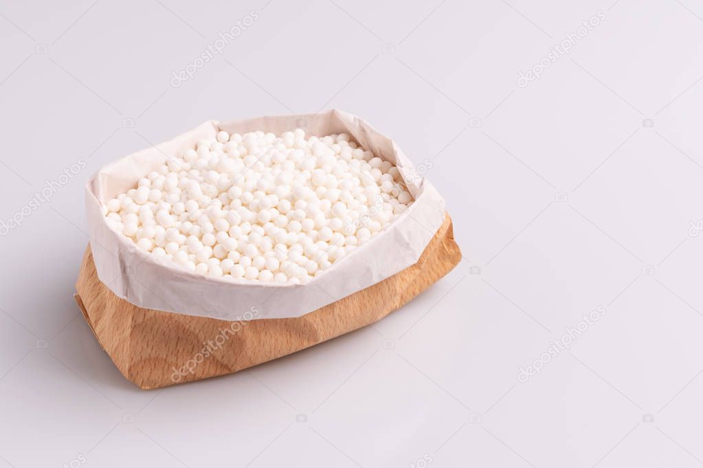 Vista angular de las perlas de tapioca o semillas de sagu en una bolsa ...