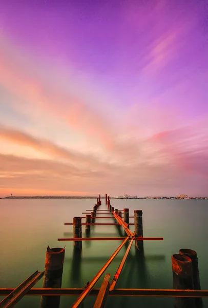 Cais solitário fotos de stock, imágenes de Cais solitário sin royalties ...