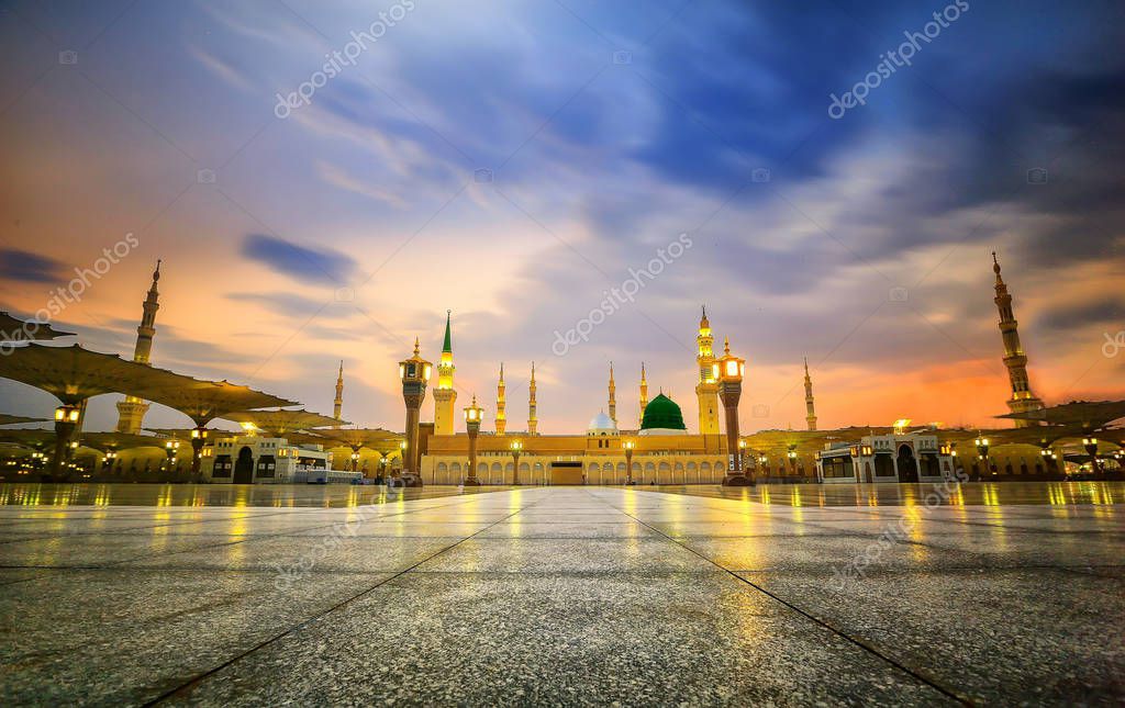 Musulmanes reunidos para adorar la mezquita Nabawi, Medina, Arabia ...