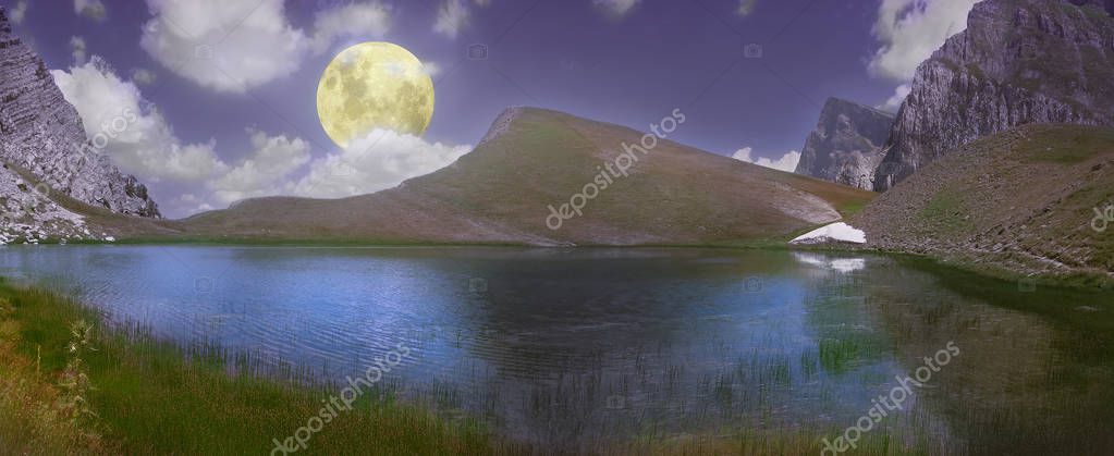 Luna llena sobre el magnífico lago Dragón a una altitud de 2000 metros ...