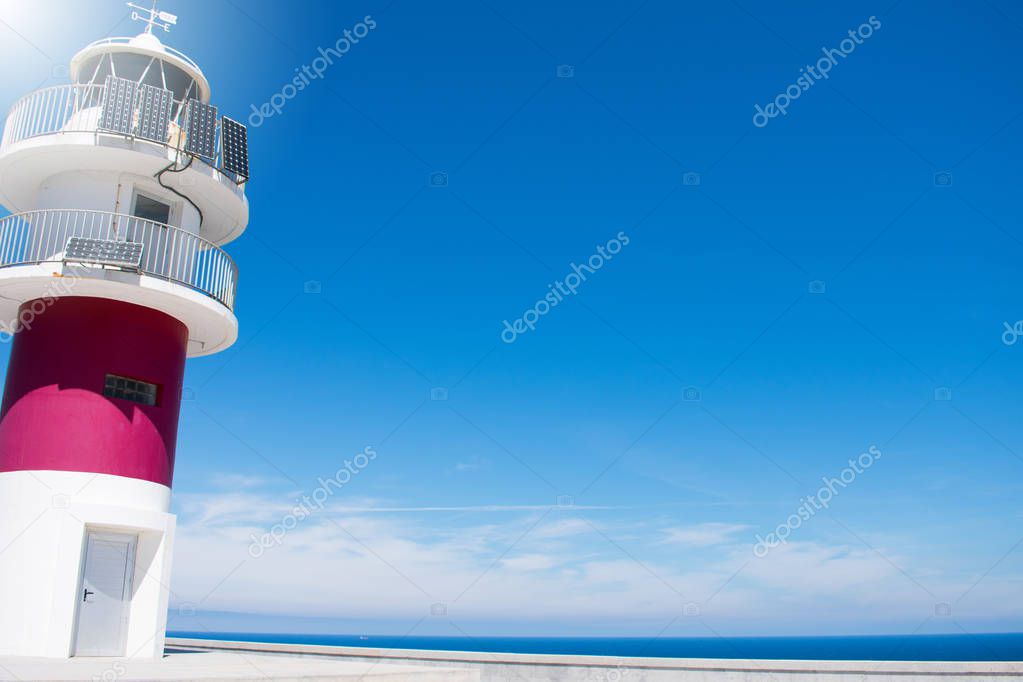 faro marítimo en acantilado con el mar azul en el fondo 2022