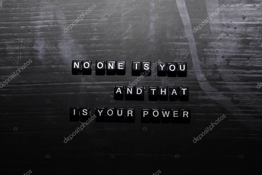 Nadie eres tú, y ese es tu poder sobre los bloques de madera. Concepto ...