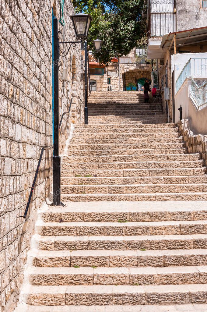 Safed, Israel - 20 de mayo de 2012: Filas de escaleras de piedra en el ...