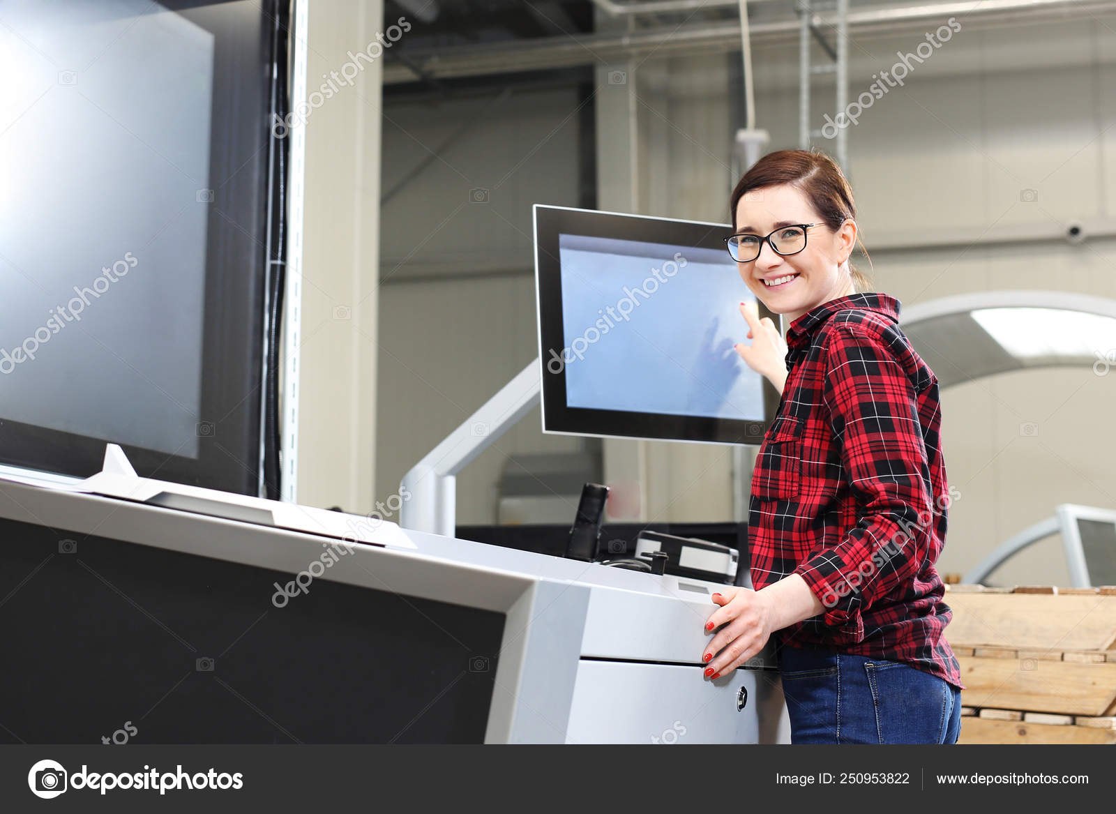 Printing House Women Support Printing Machine Computer Controlling ...