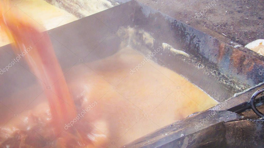 gran tacho de melaza hirviendo el ingrediente principal de la rapadura ...