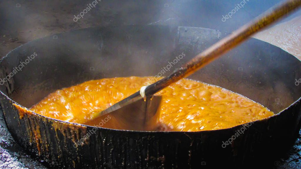 gran tacho de melaza hirviendo el ingrediente principal de la rapadura ...