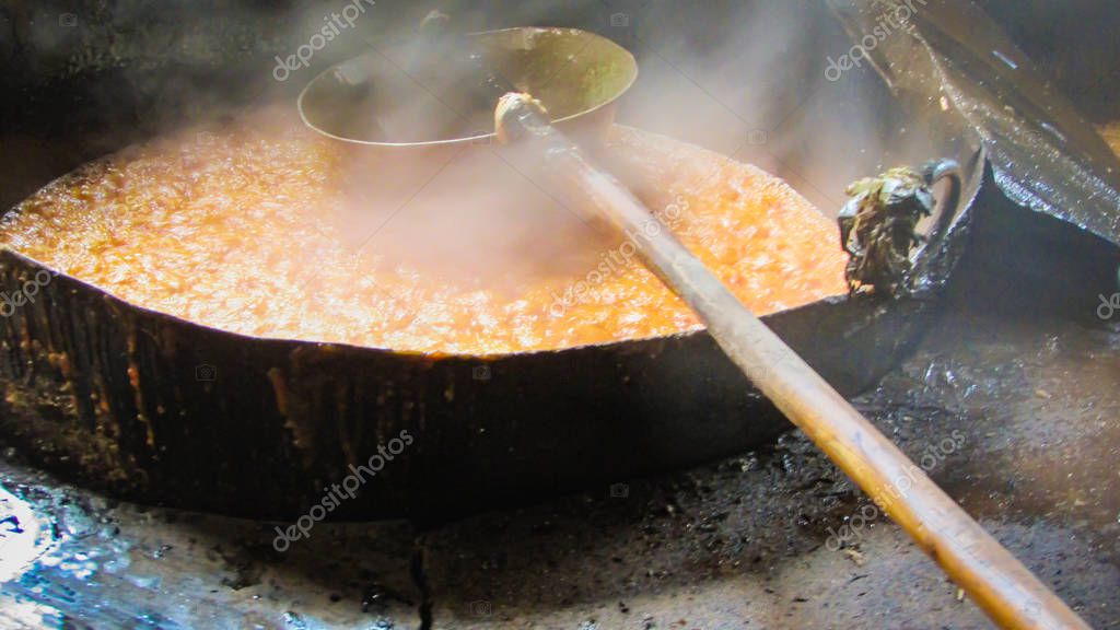 gran tacho de melaza hirviendo el ingrediente principal de la rapadura ...