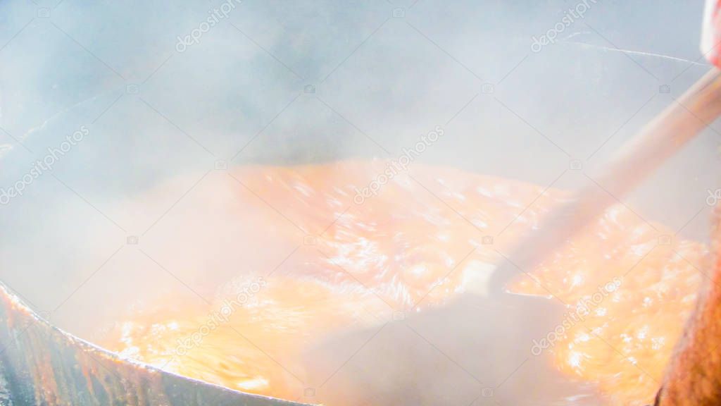 gran tacho de melaza hirviendo el ingrediente principal de la rapadura ...