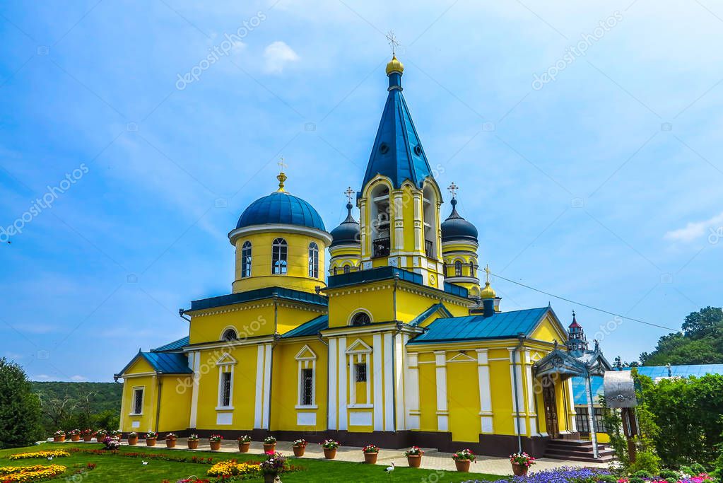 Monasterio de Bursuc Hancu Vista frontal lateral de la pequeña iglesia ...