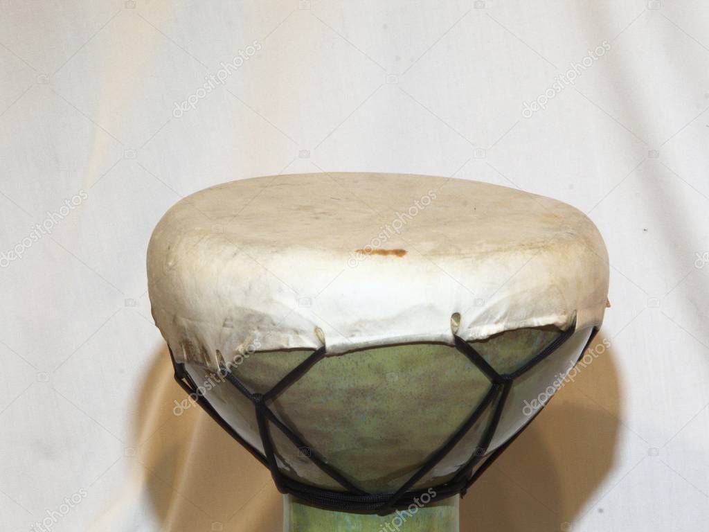 cabezal y cuerdas de afinación de un tambor doumbek africano sobre un ...