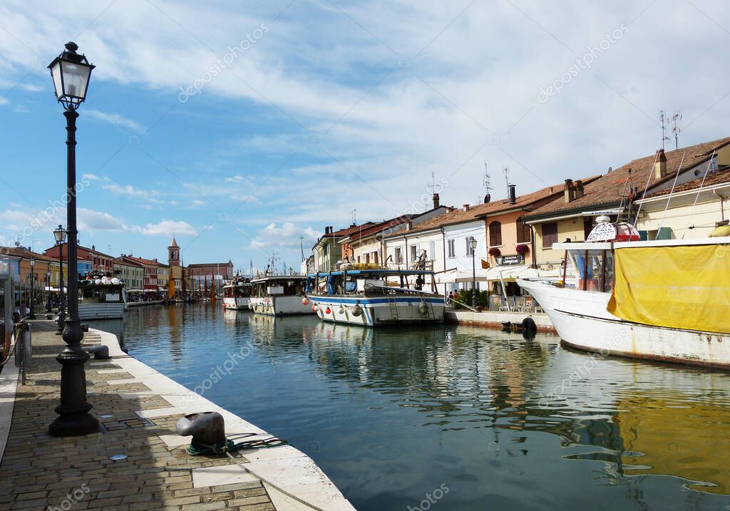 Barcos en Leonardesque Canal Port en Cesenatico, Italia 2022
