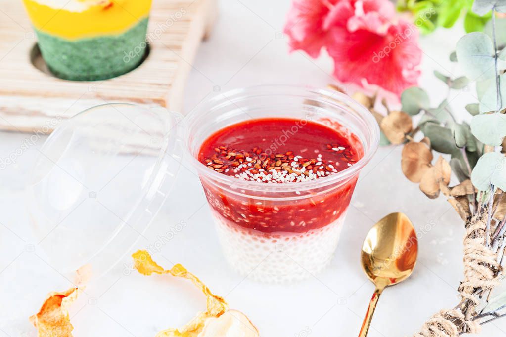 Cerca de postre Trifle vegano hecho con fruta fresa tapioca. Cocina ...