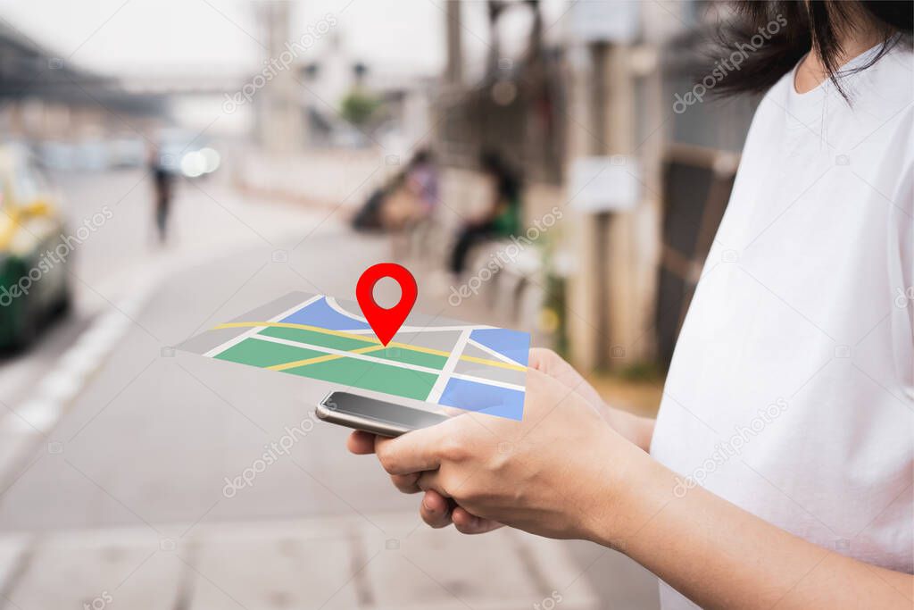 Manos femeninas sosteniendo mapa GPS virtual 2024