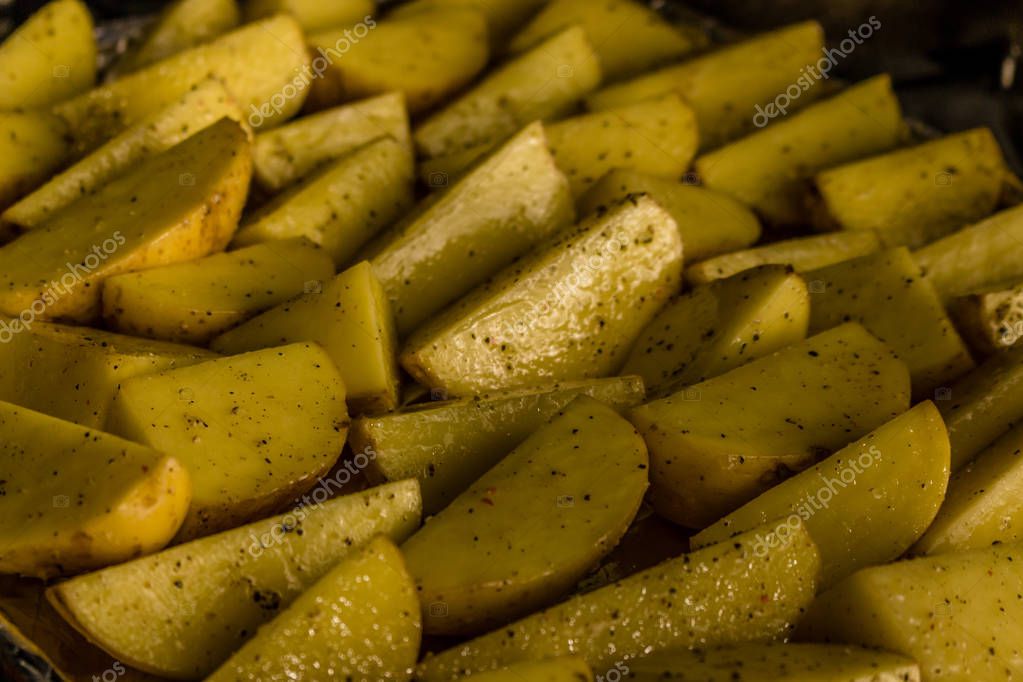 Patatas cortadas crudas antes de cocinar, papas fritas hechas en casa ...