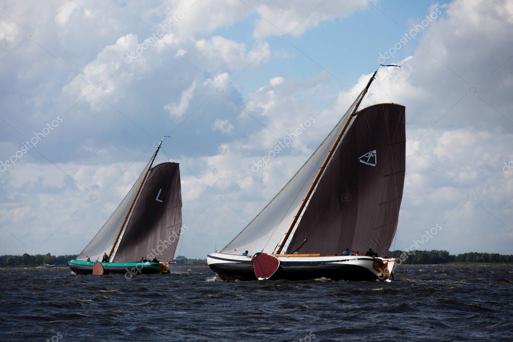 Elahuizen, Frisia, Países Bajos - 10 de agosto de 2018; Skutsjesilen es ...