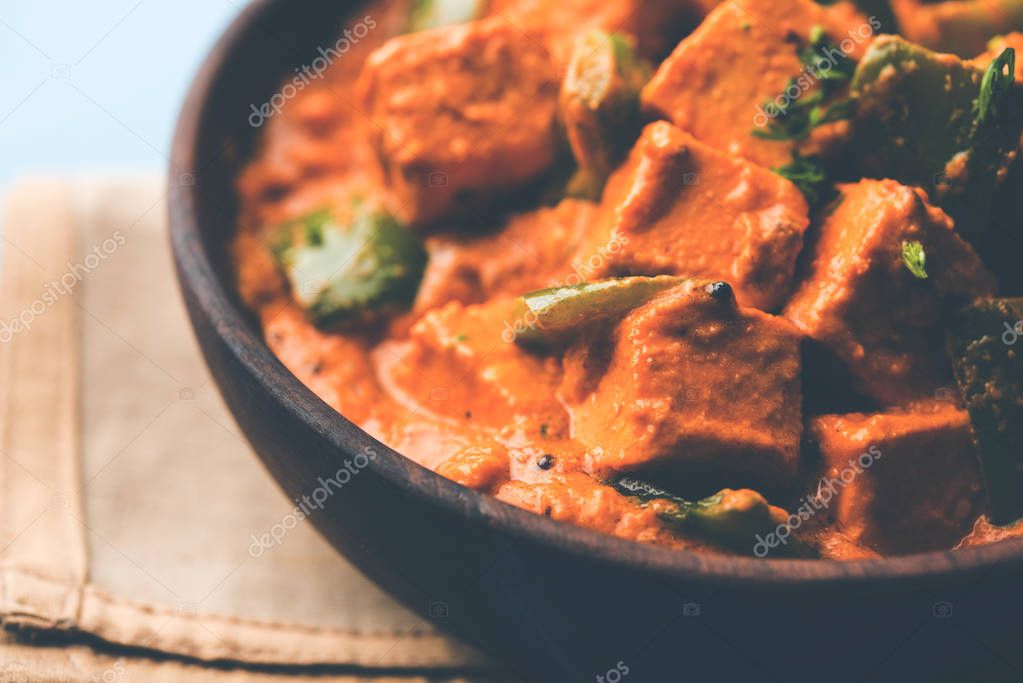 Malai o achari Paneer en una salsa hecha con salsa roja y pimiento ...