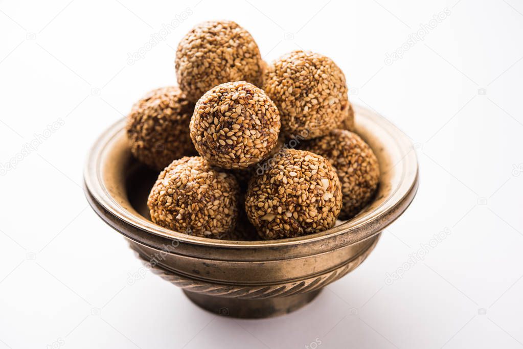 Bolas Tilgul Laddu o Til Gul para makar sankranti, es un alimento saludable hecho con sésamo ...