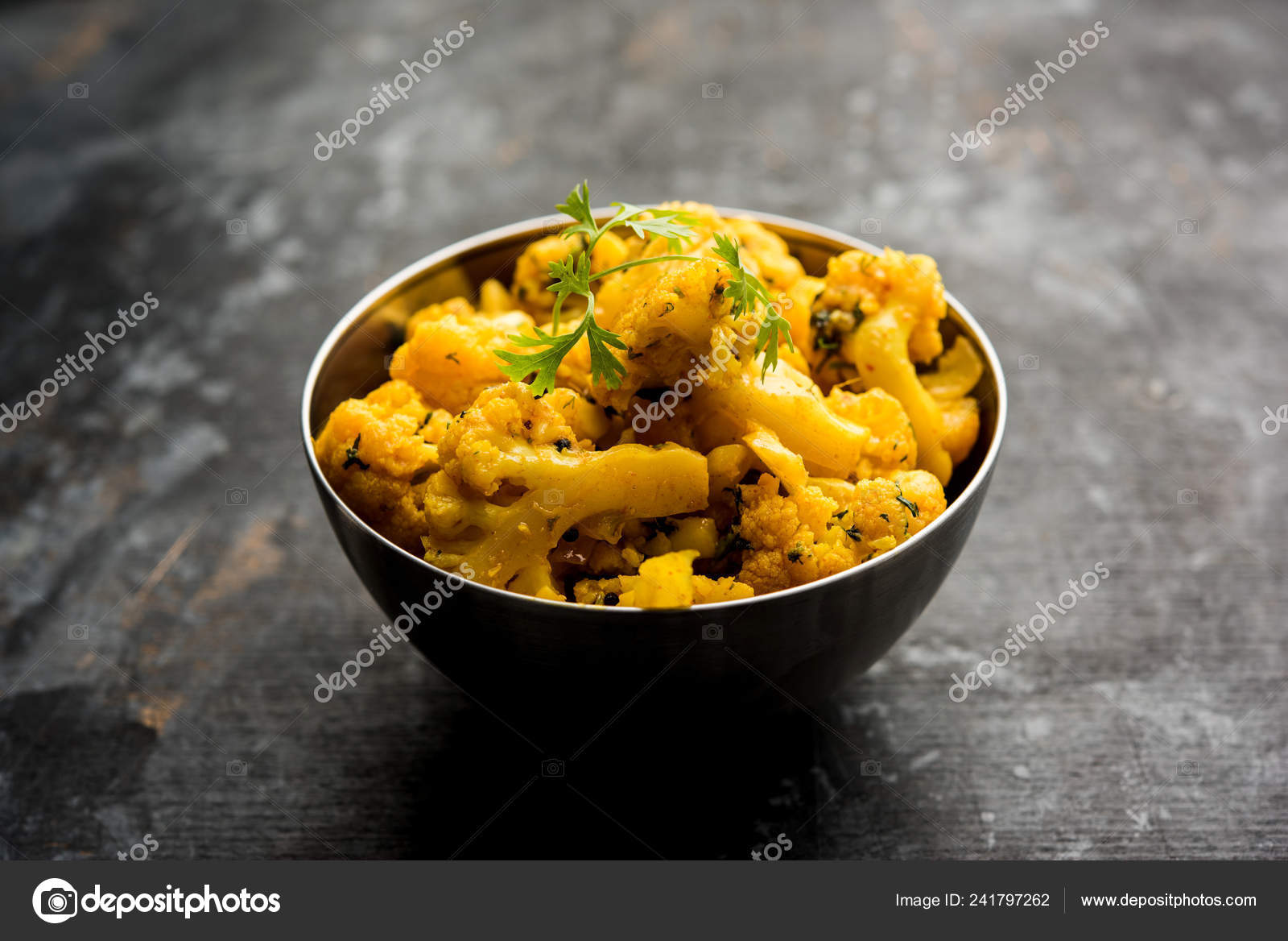 Seque Gobi Masala Coliflor Sabzi Servido Tazón Enfoque Selectivo — Foto ...