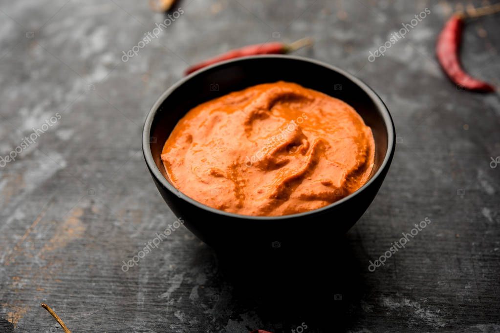 Salsa Peri Peri en un tazón, originaria de Portugal, es una salsa ...