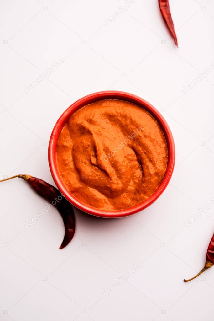 Salsa Peri Peri en un tazón, originaria de Portugal, es una salsa ...