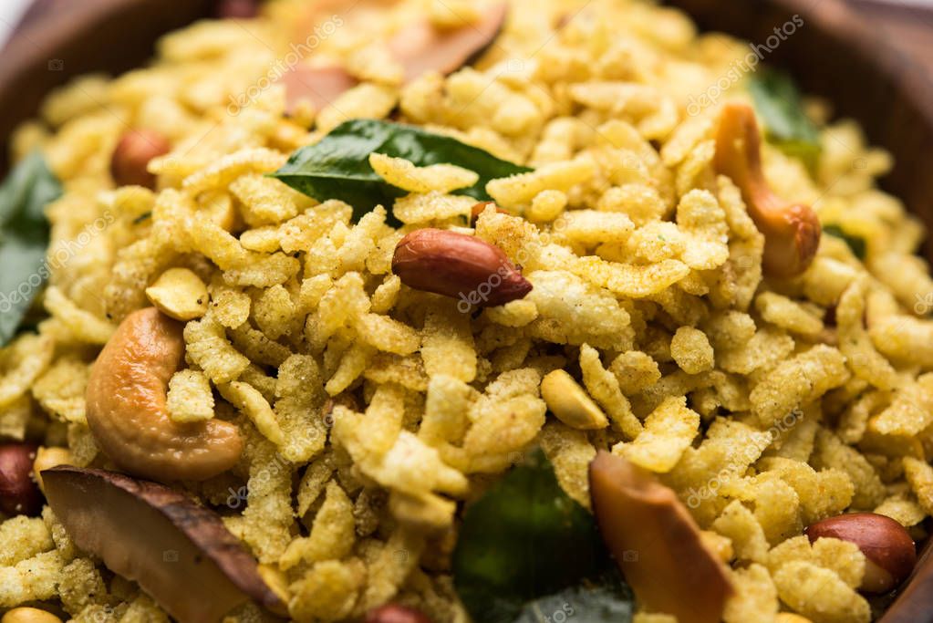 Jada Poha Namkeen Chivda / Thick Pohe Chiwda es un snack en tarro con ...