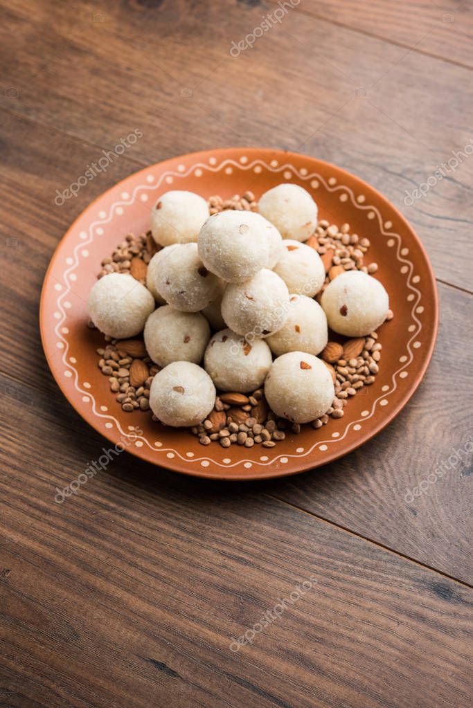 Semolina / Rawa / Rava Laddu o Laddoo Or Ladu Laddu, un popular plato ...