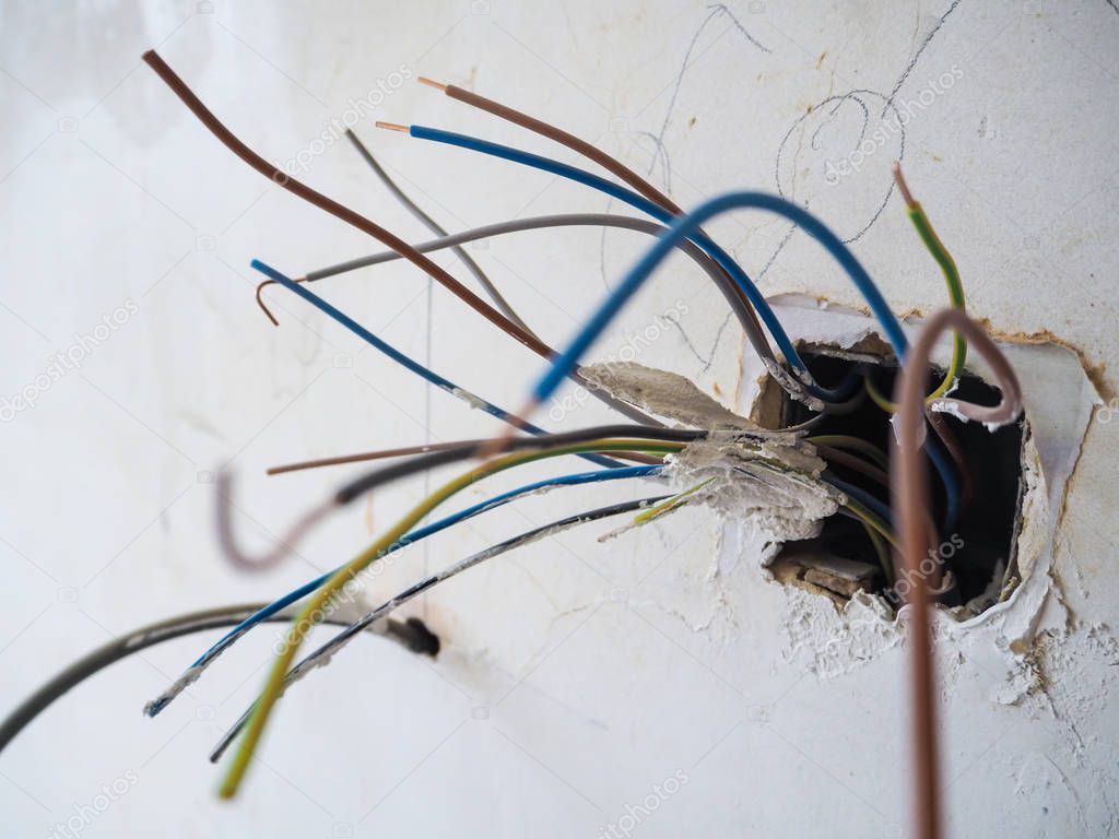 Expuesto nuevo cableado eléctrico durante la renovación de una casa ...
