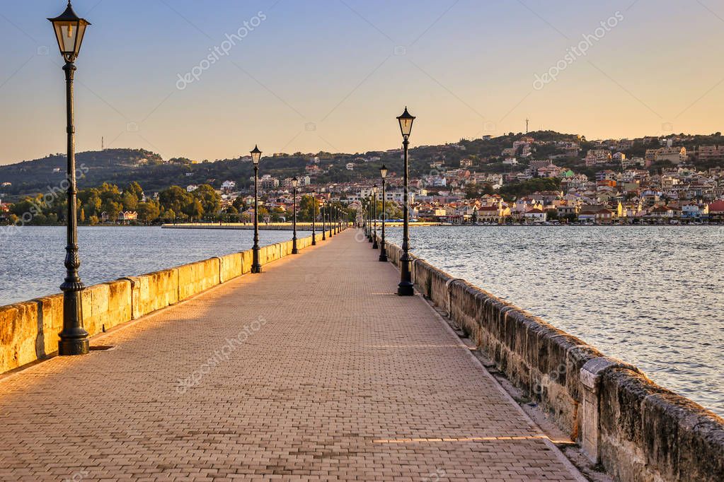 Puente de Bosset en la orilla del lago en Argostoli, Cefalonia, Grecia 2023